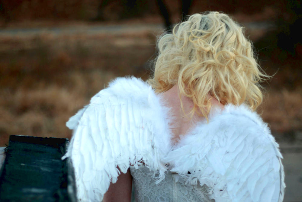 How to Recognize an Angel in Human Form: 7 CLEAR Signs – Panaprium