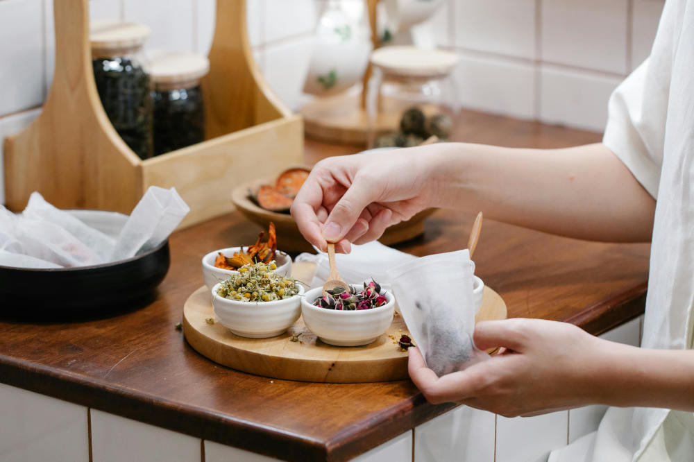 How to Dry Leaves for Tea Naturally: Complete Guide to Herbal Tea ...