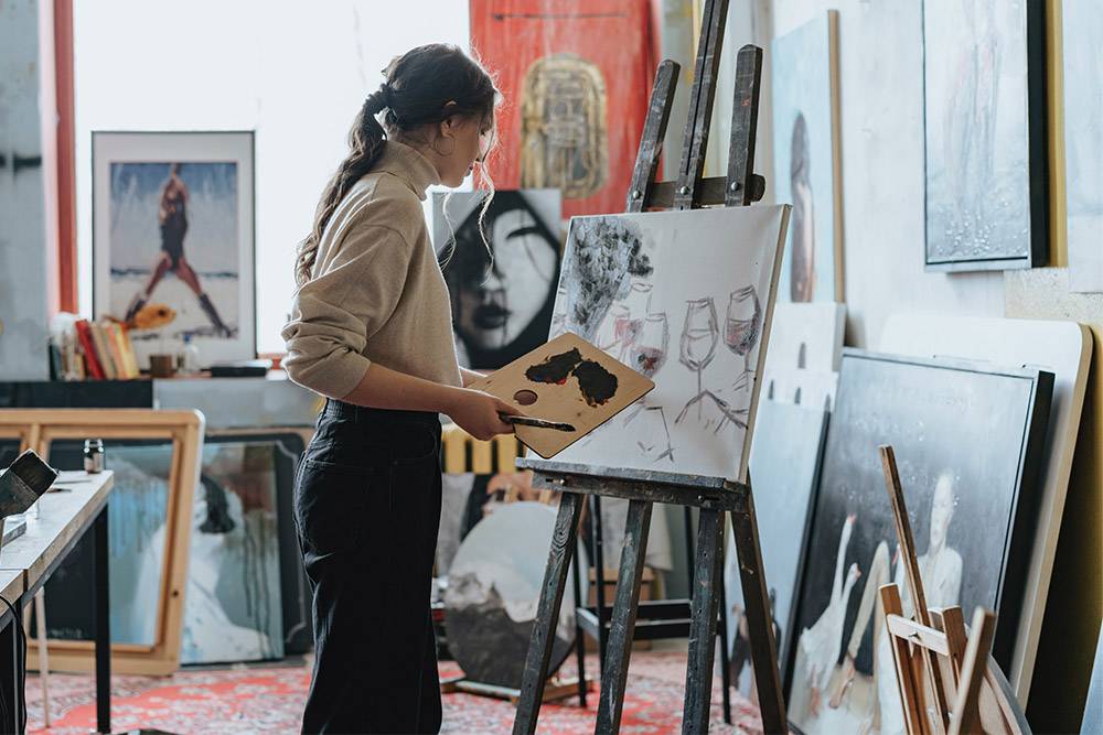 How To Dress Like An Artist (15 Outfit Ideas & Style Tips) | Panaprium