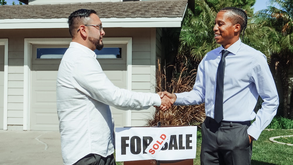 15+ Fantastic Ways to Dress as a Real Estate Agent | Panaprium